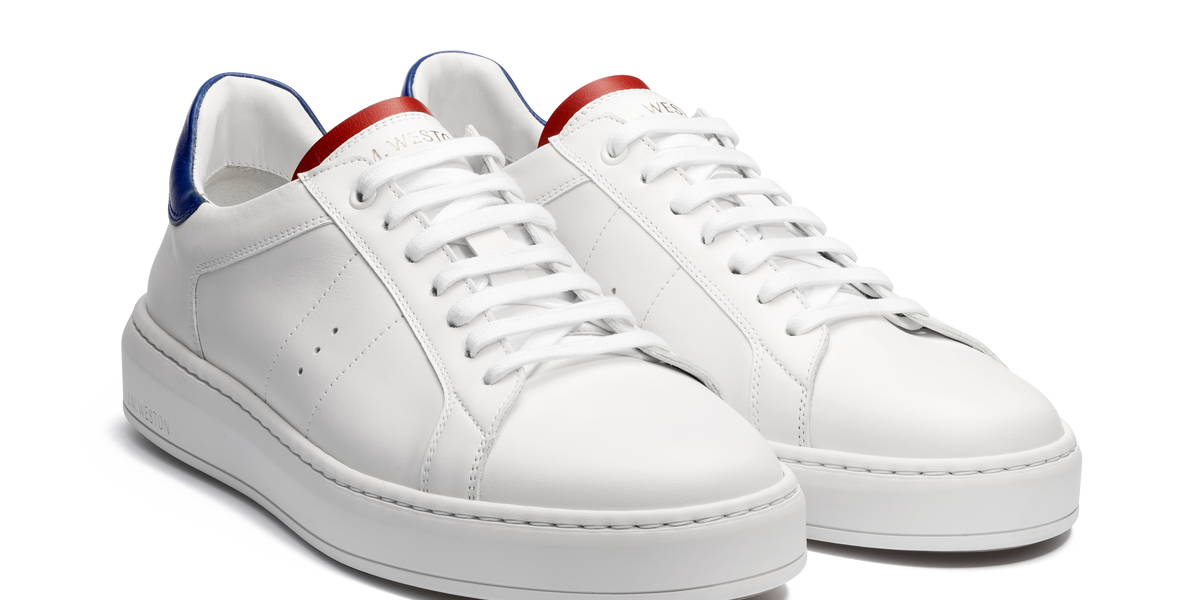 Basket On Time en cuir lisse blanc détails bleus et rouge & J.M. Weston